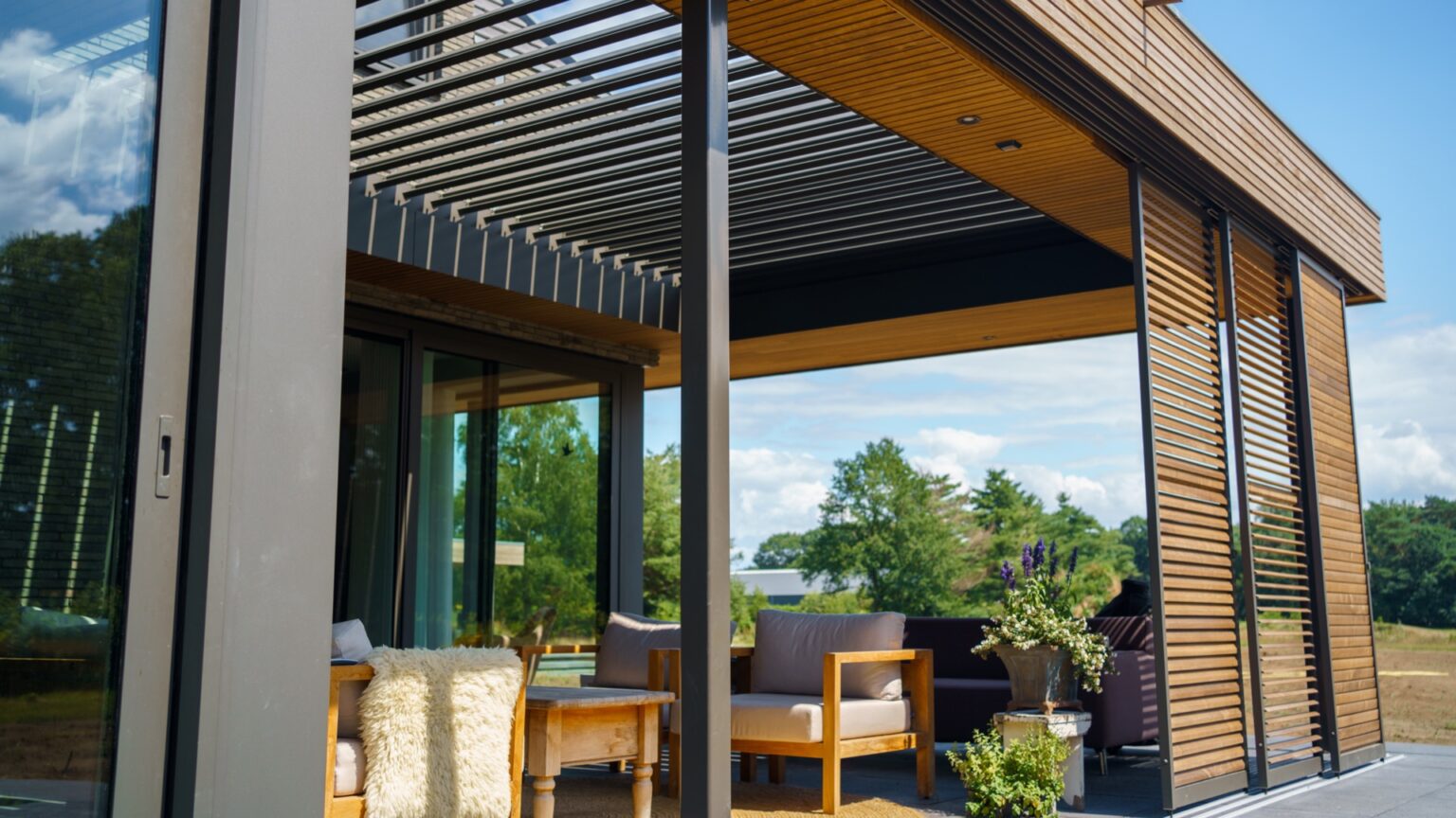 Moderne villa met multifunctionele zonwering