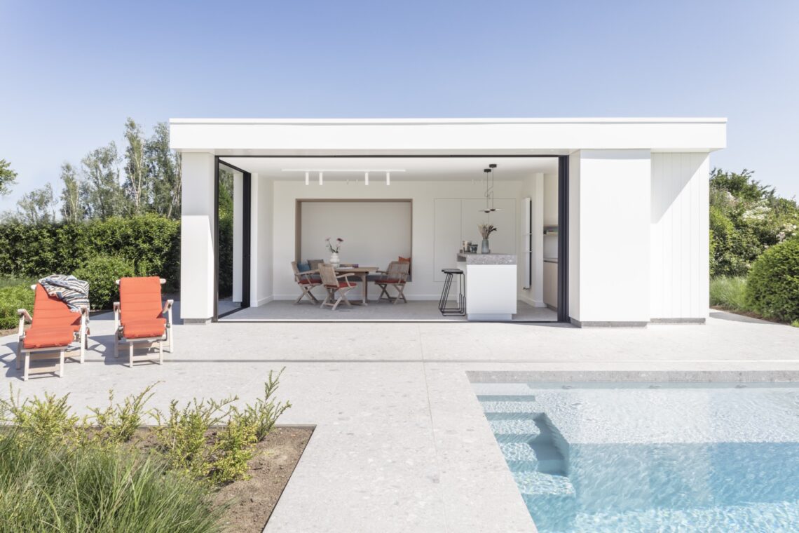 Moderne poolhouse met speelse accenten
