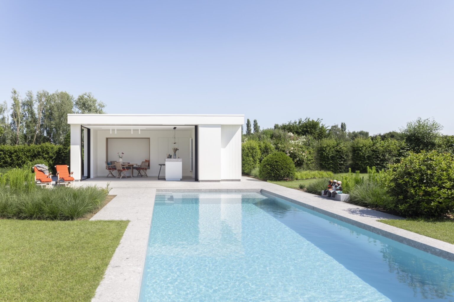 Moderne poolhouse met speelse accenten