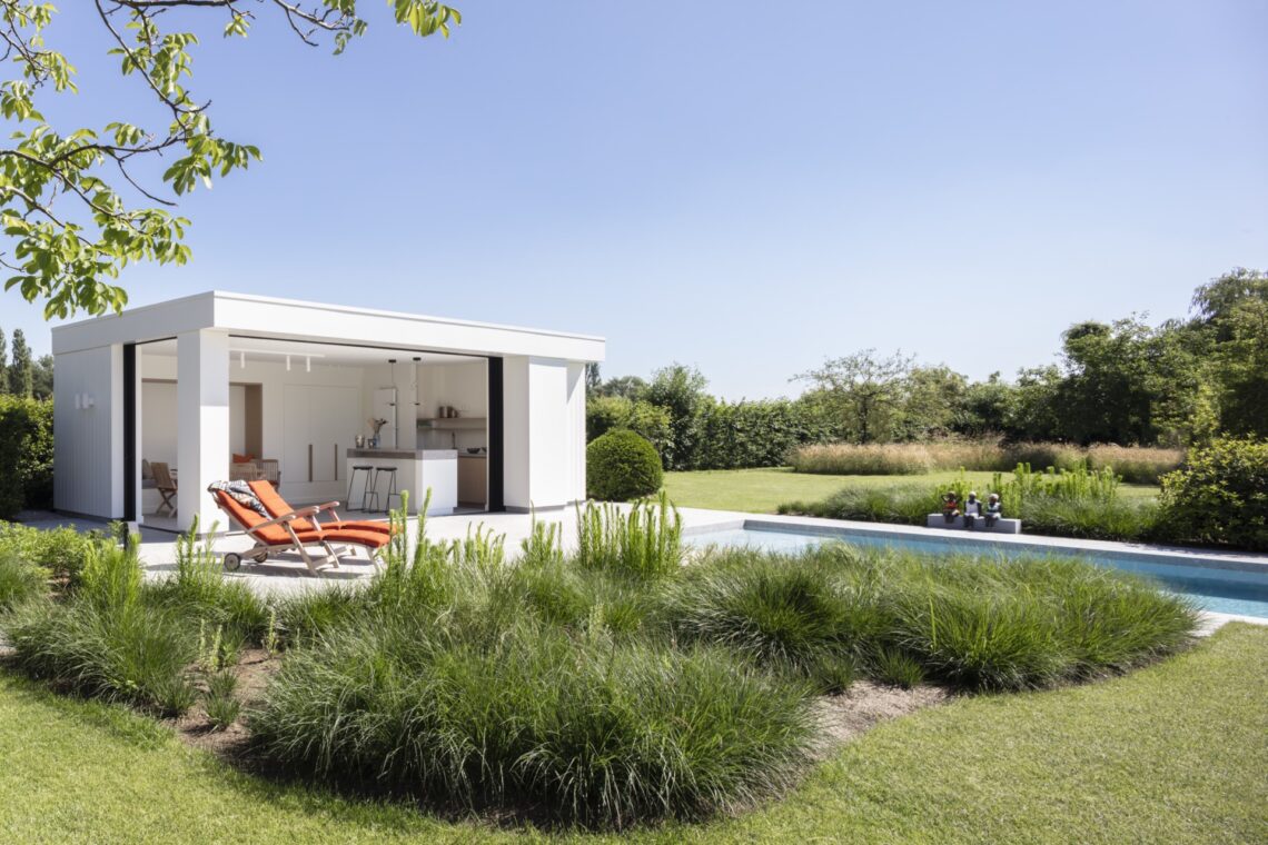 Moderne poolhouse met speelse accenten