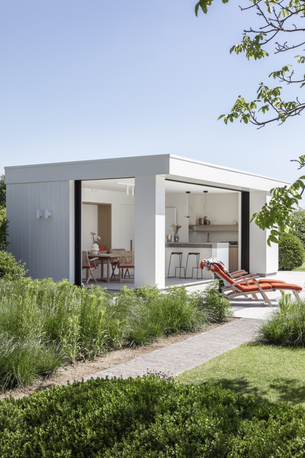 Moderne poolhouse met speelse accenten