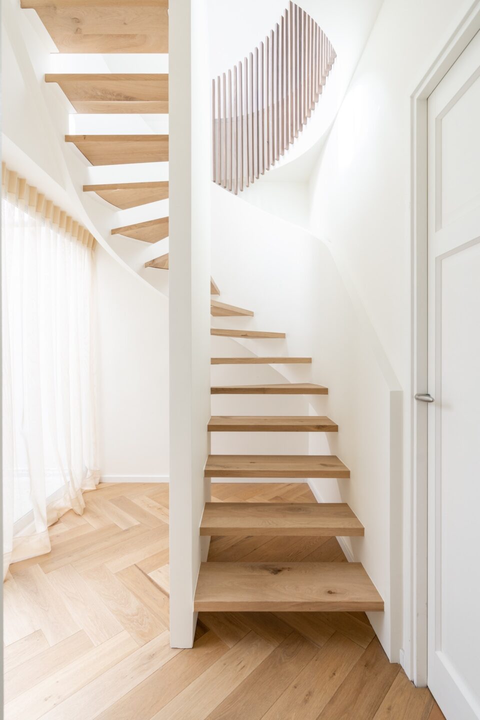 Gestucte stalen spiltrap met eiken houten treden