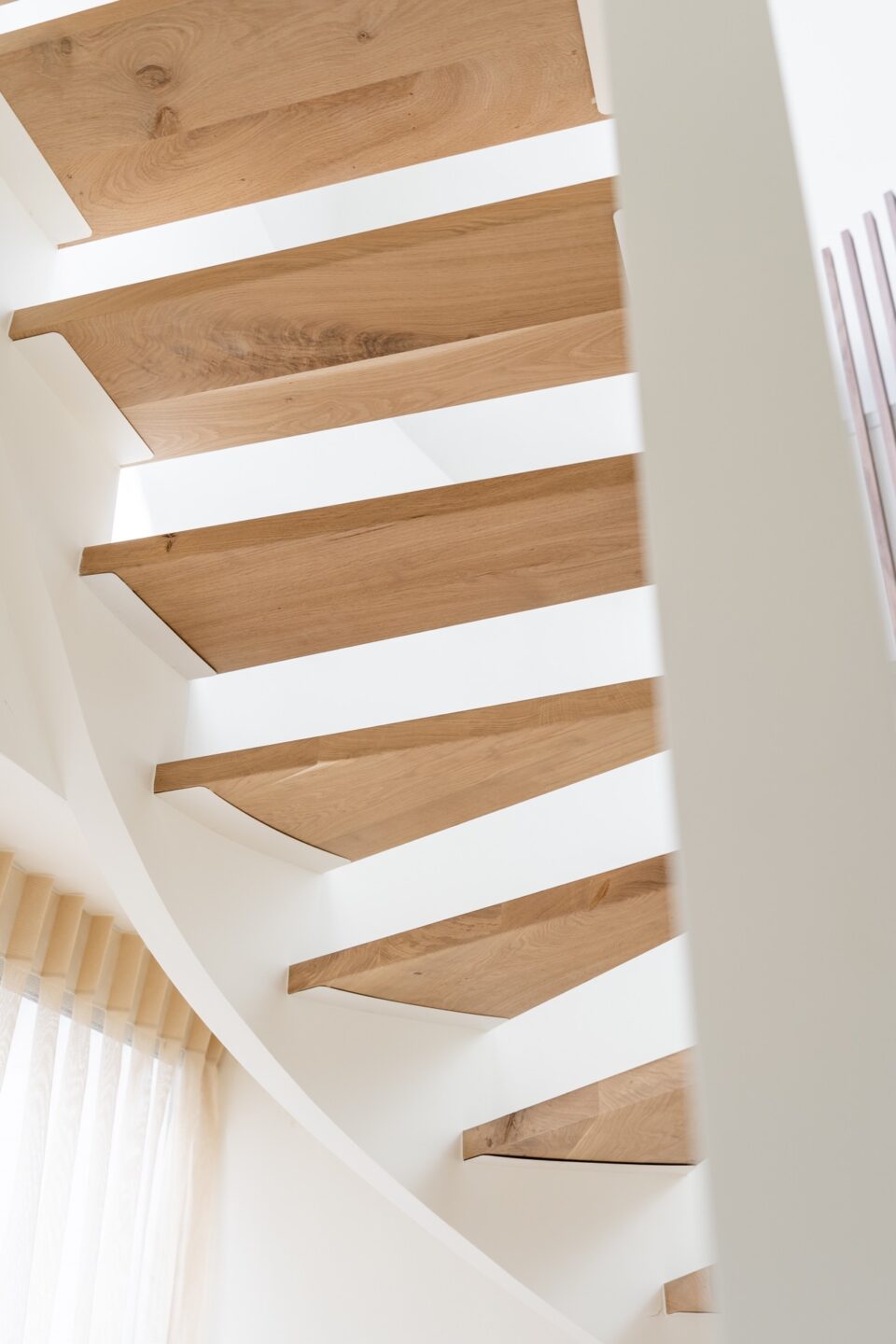 Gestucte stalen spiltrap met eiken houten treden