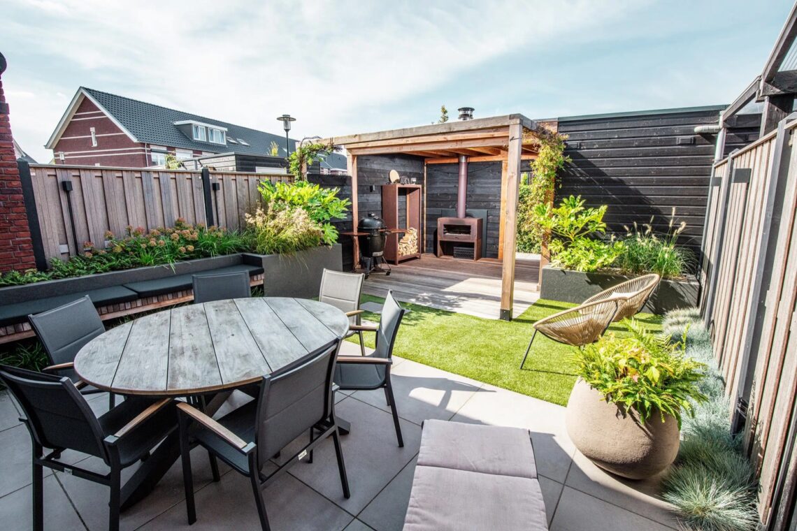 Rich modern urban garden in Westland