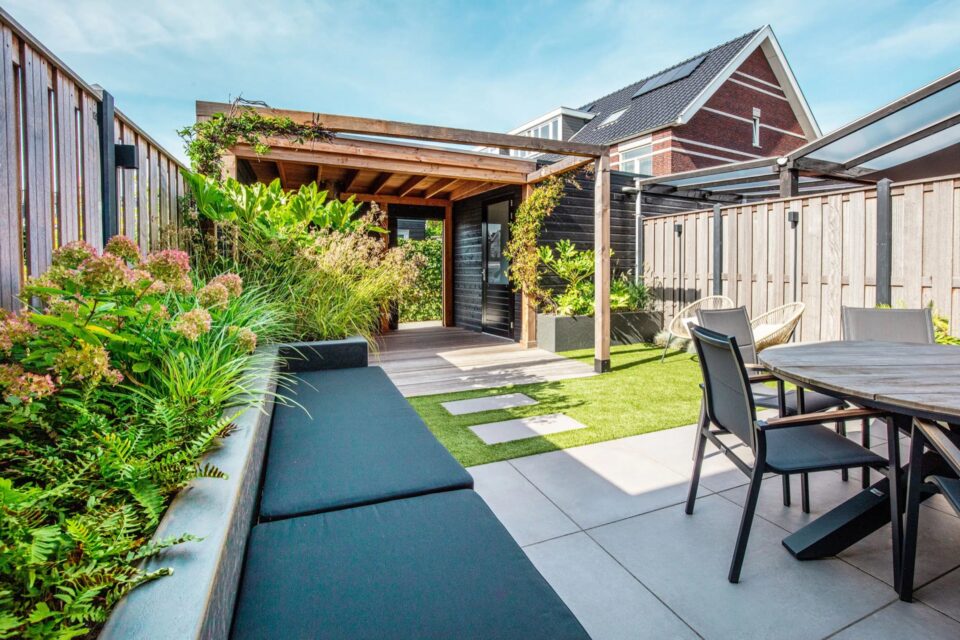 Rich modern urban garden in Westland