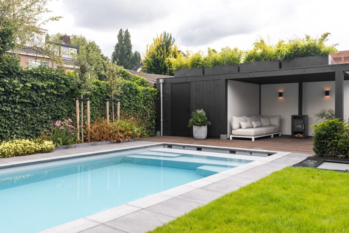 Kleine tuin met een zwembad, buitendouche, spa en sauna