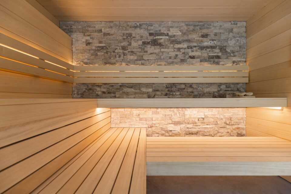 Exclusieve sauna met steenstrips