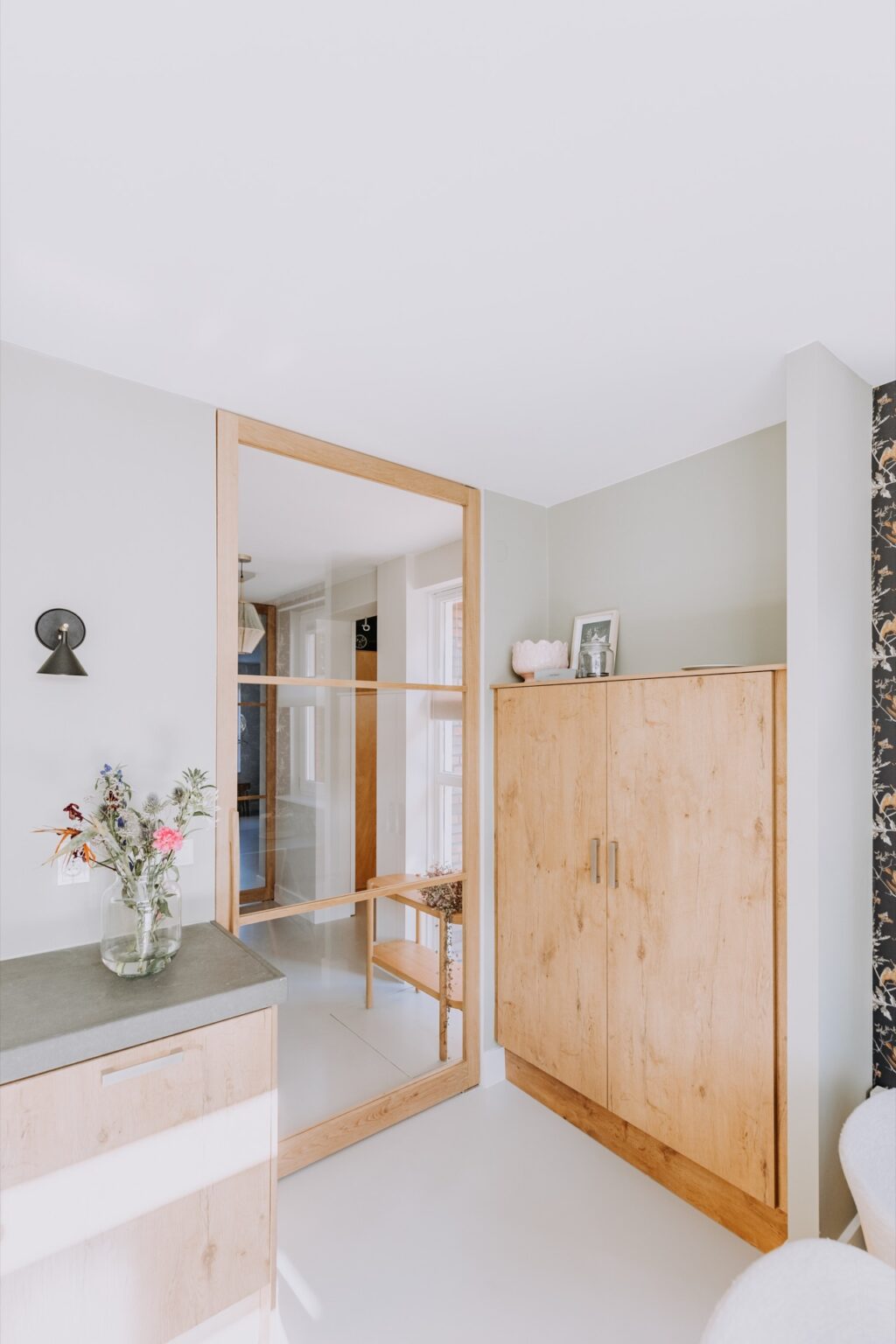 Oak pivot doors with sleek design in Ede
