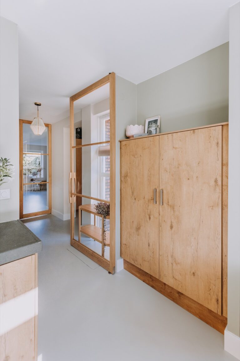 Oak pivot doors with sleek design in Ede