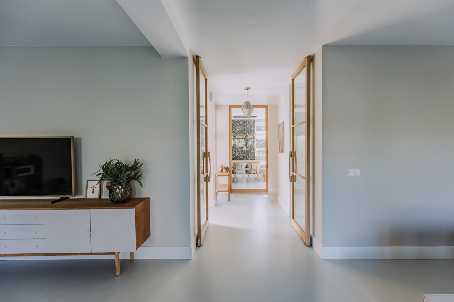 Oak pivot doors with sleek design in Ede - HOOG.design - Exclusive ...