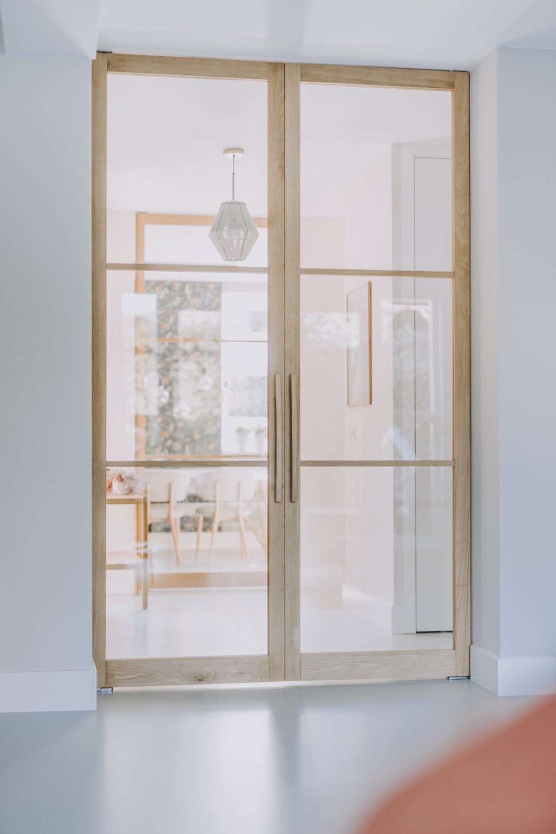 Oak pivot doors with sleek design in Ede - HOOG.design - Exclusive ...