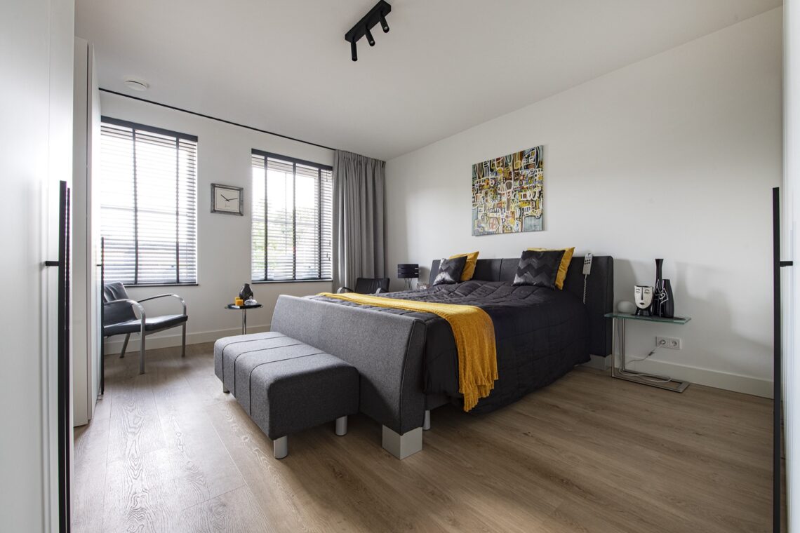 Extra brede PVC vloer in naturel tint met noestjes