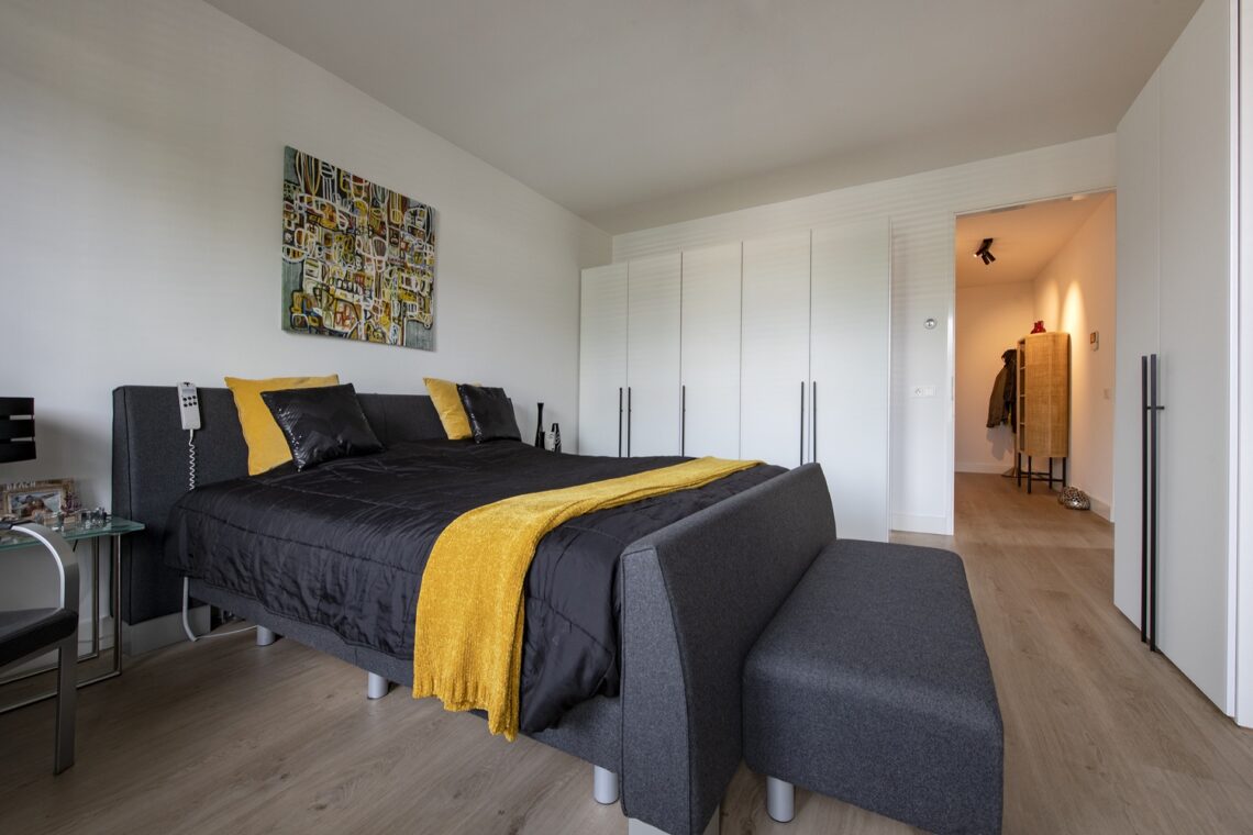 Extra brede PVC vloer in naturel tint met noestjes