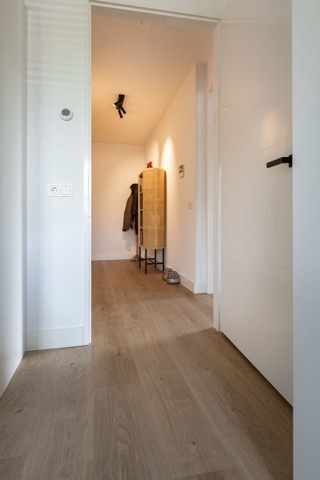 Extra brede PVC vloer in naturel tint met noestjes