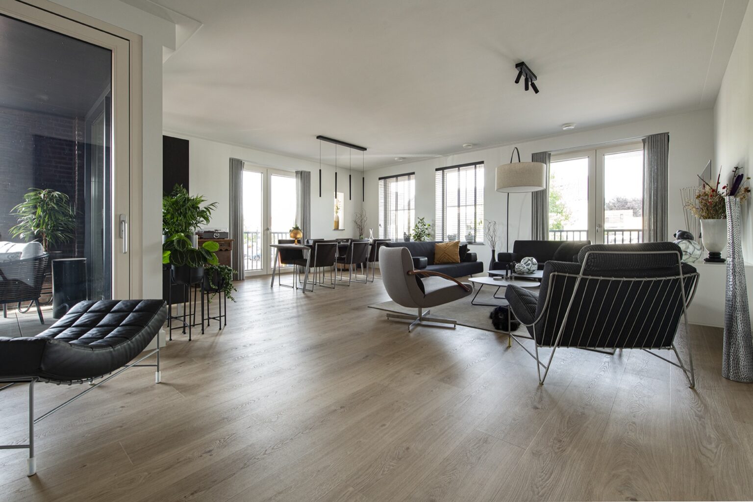 Extra brede PVC vloer in naturel tint met noestjes