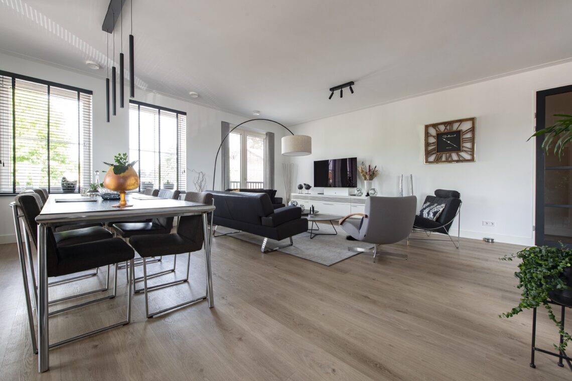 Extra brede PVC vloer in naturel tint met noestjes