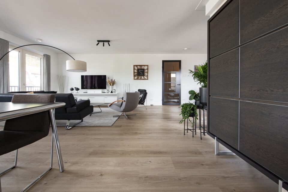 Extra brede PVC vloer in naturel tint met noestjes