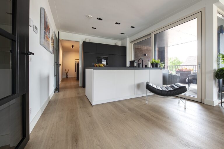 Extra brede PVC vloer in naturel tint met noestjes