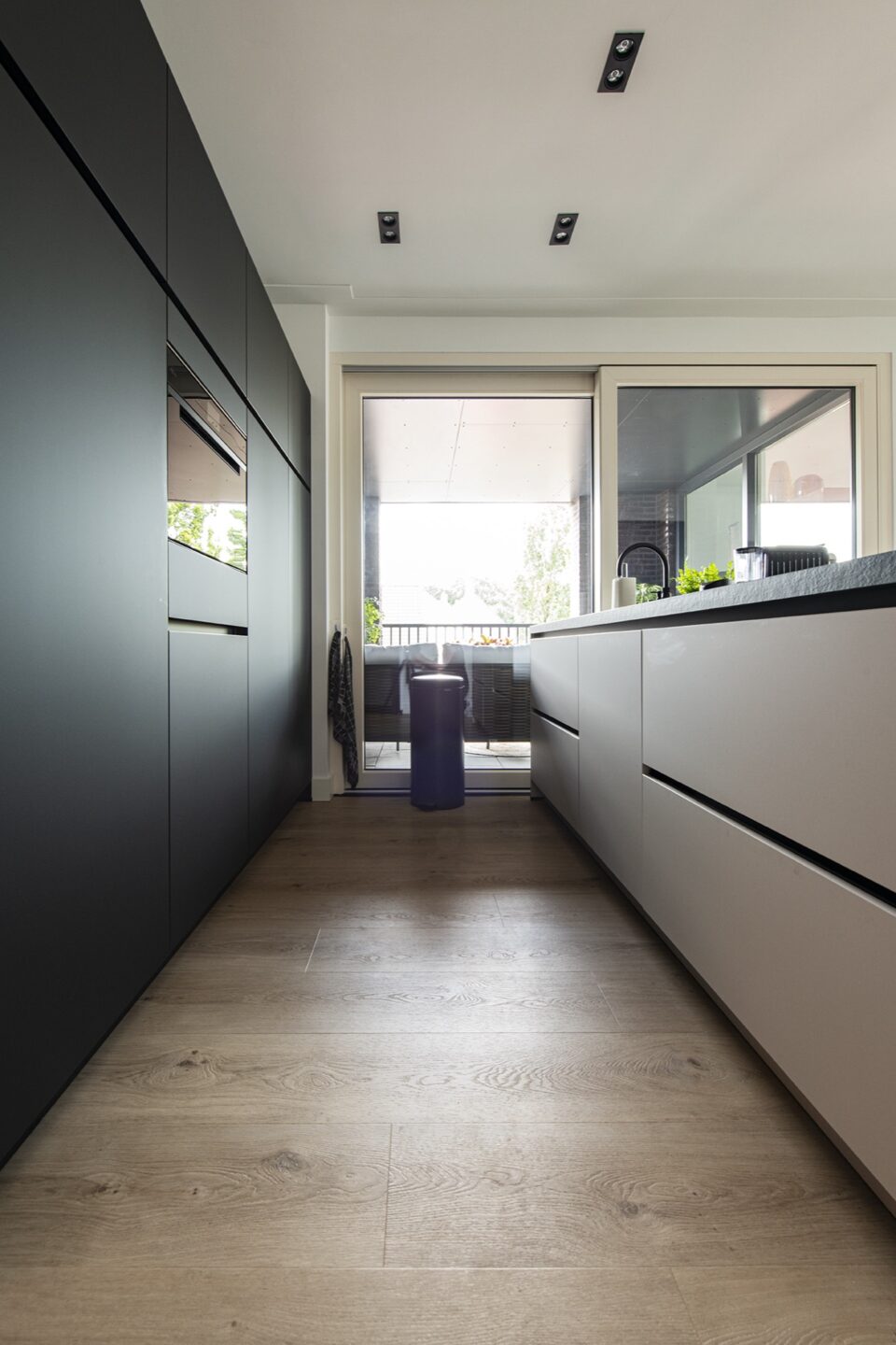 Extra brede PVC vloer in naturel tint met noestjes