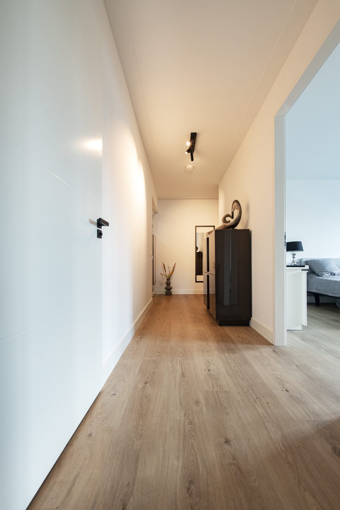 Extra brede PVC vloer in naturel tint met noestjes