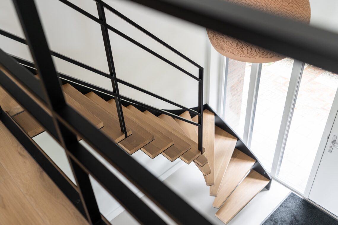 Stalen balustrade bij een trap