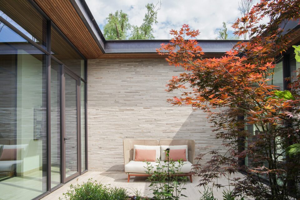 High-end patio villa met rijk materiaalgebruik