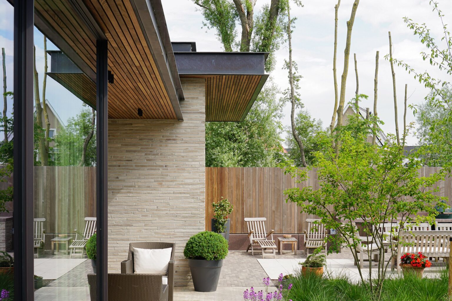 High-end patio villa met rijk materiaalgebruik