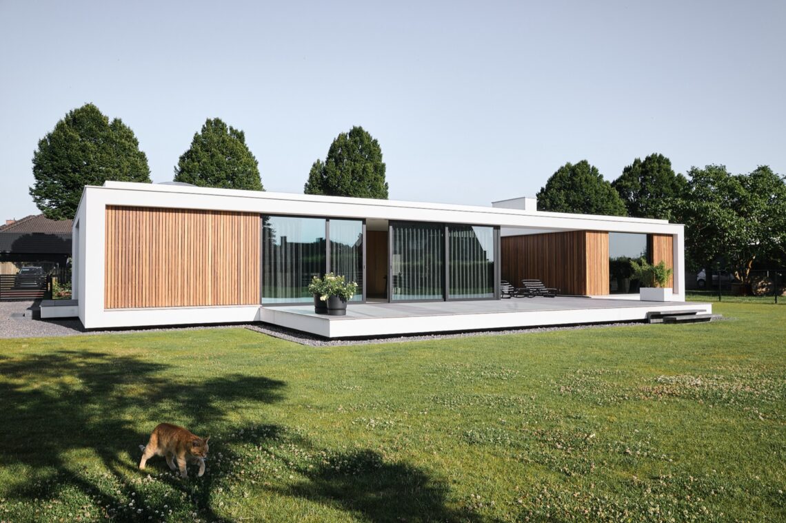 Nieuwbouw moderne bungalow met patio