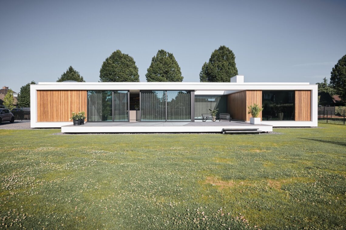 Nieuwbouw moderne bungalow met patio
