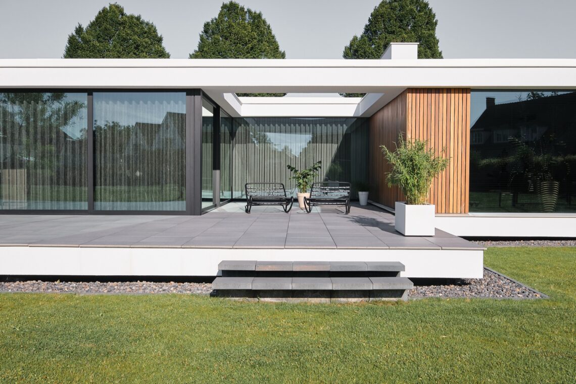 Nieuwbouw moderne bungalow met patio