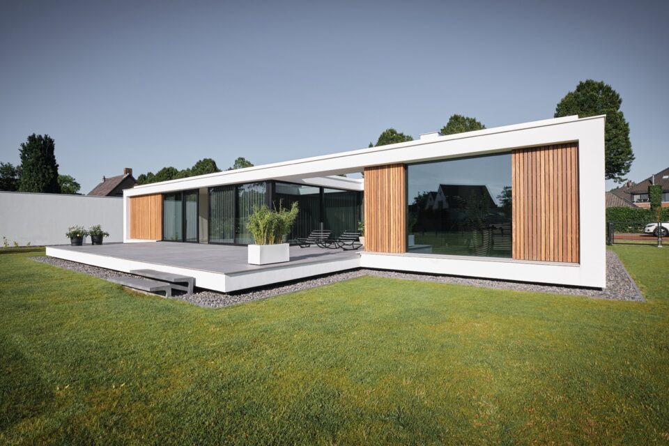 Nieuwbouw moderne bungalow met patio