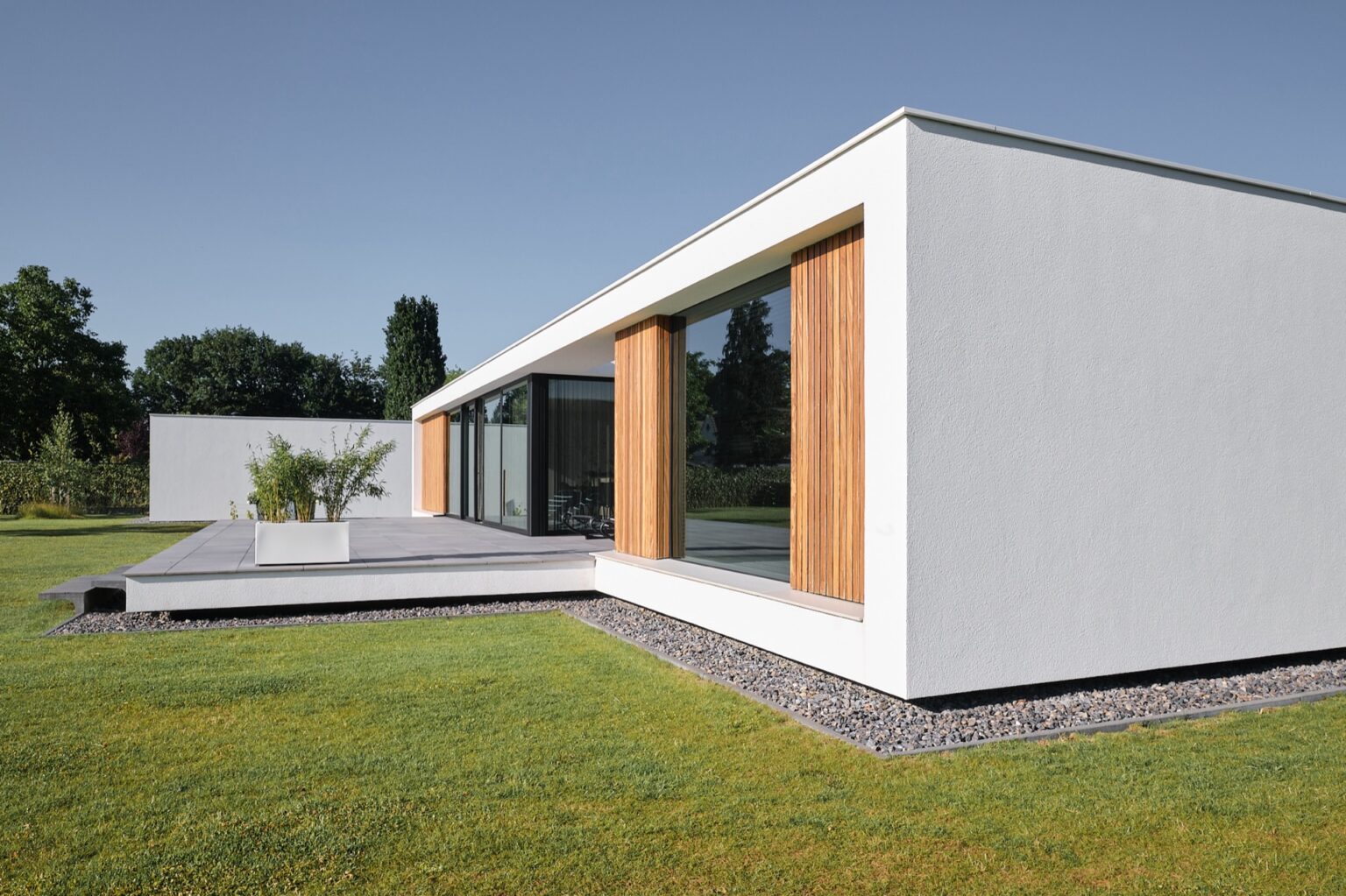 Nieuwbouw moderne bungalow met patio