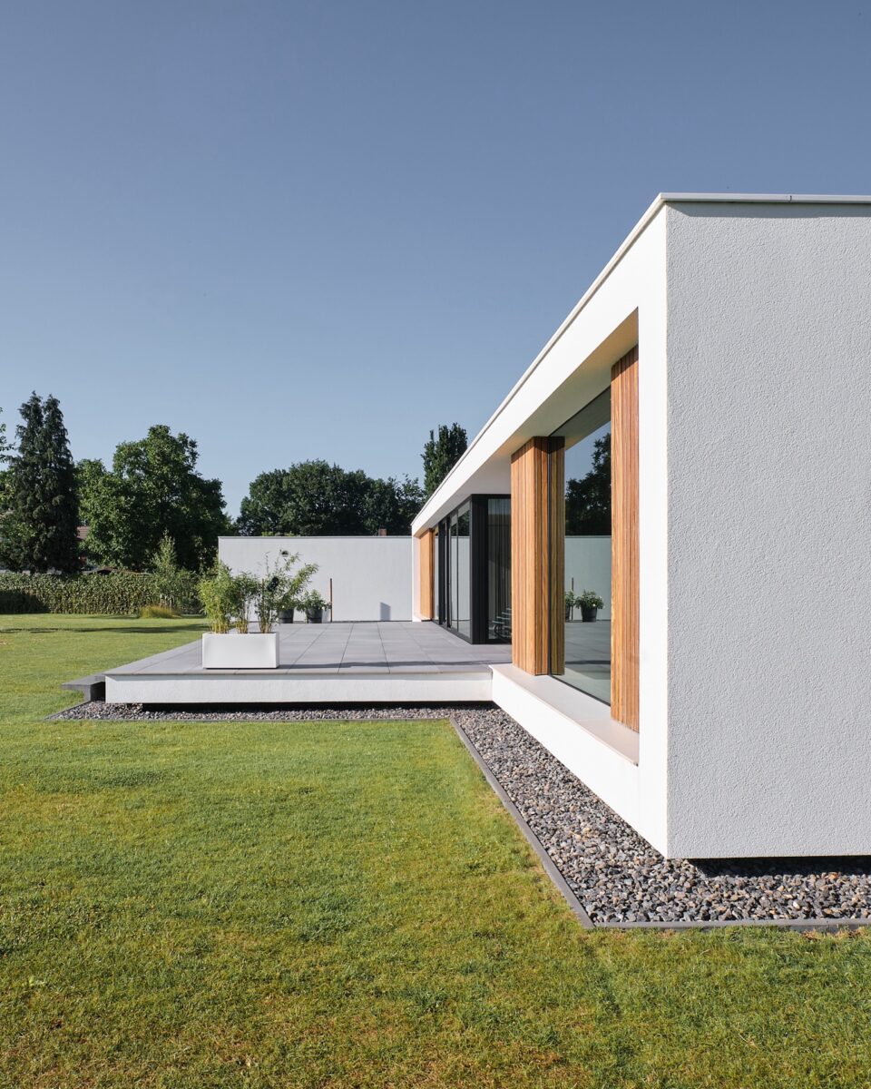 Nieuwbouw moderne bungalow met patio