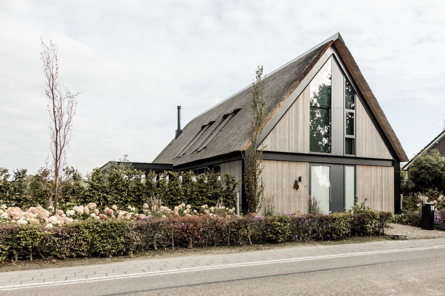 Nieuwbouw moderne boerderij met rieten kap