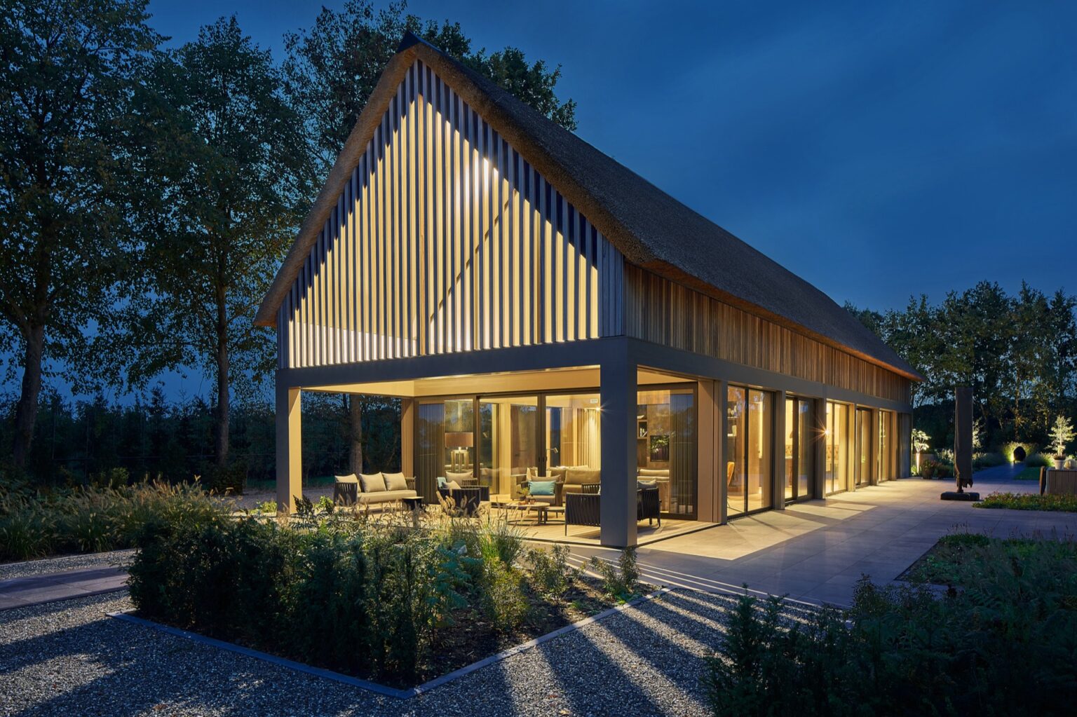 Nieuwbouw moderne schuurwoning met rieten dak