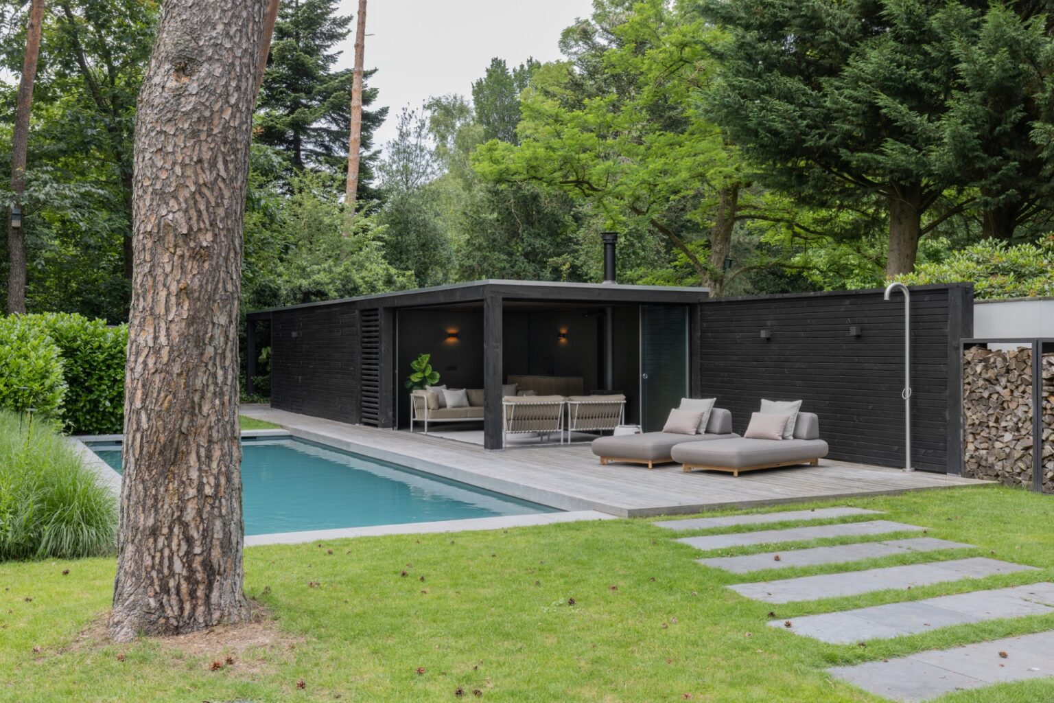 High-end houten poolhouse op maat