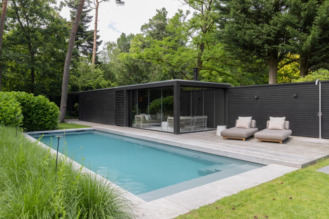 High-end houten poolhouse op maat