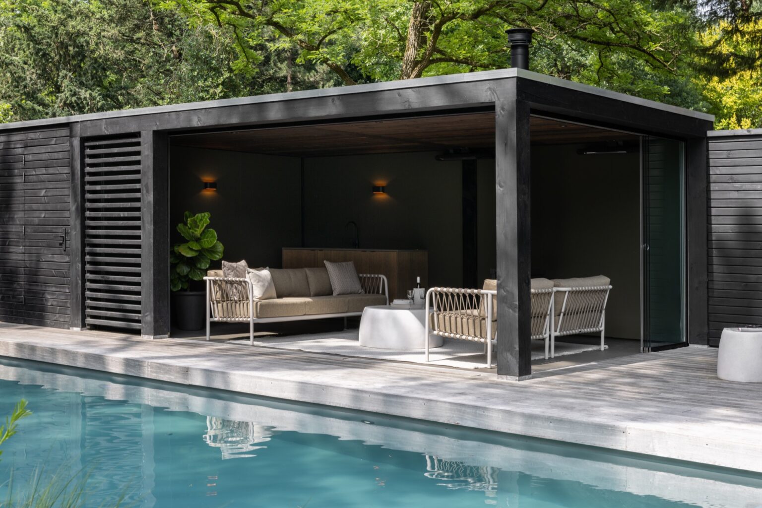 High-end houten poolhouse op maat