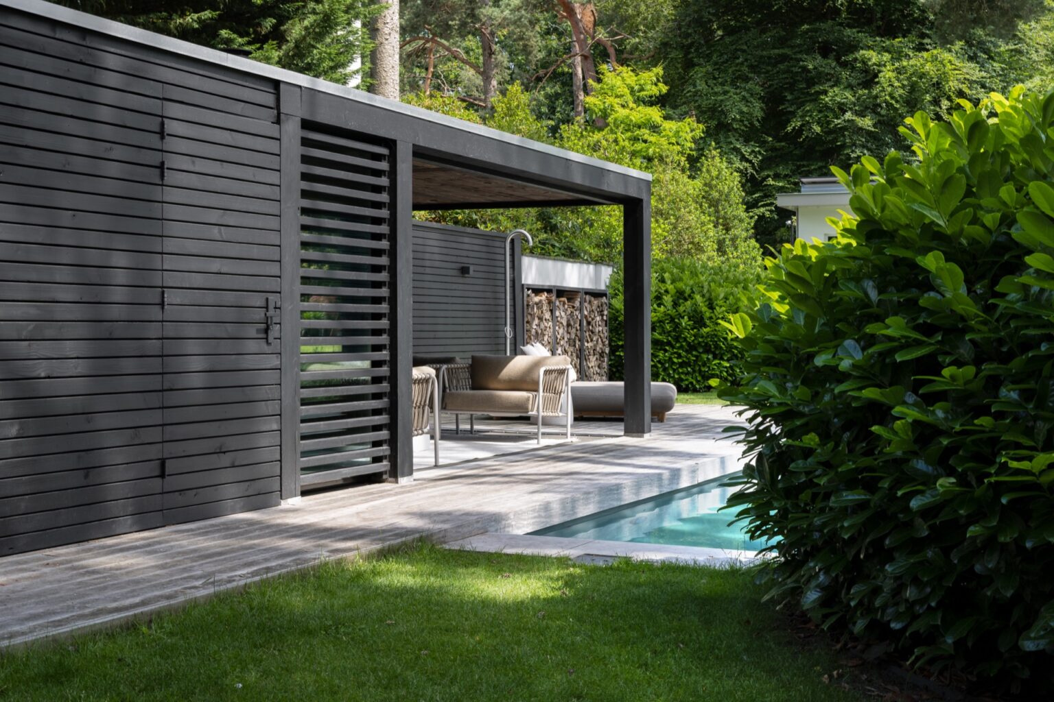 High-end houten poolhouse op maat