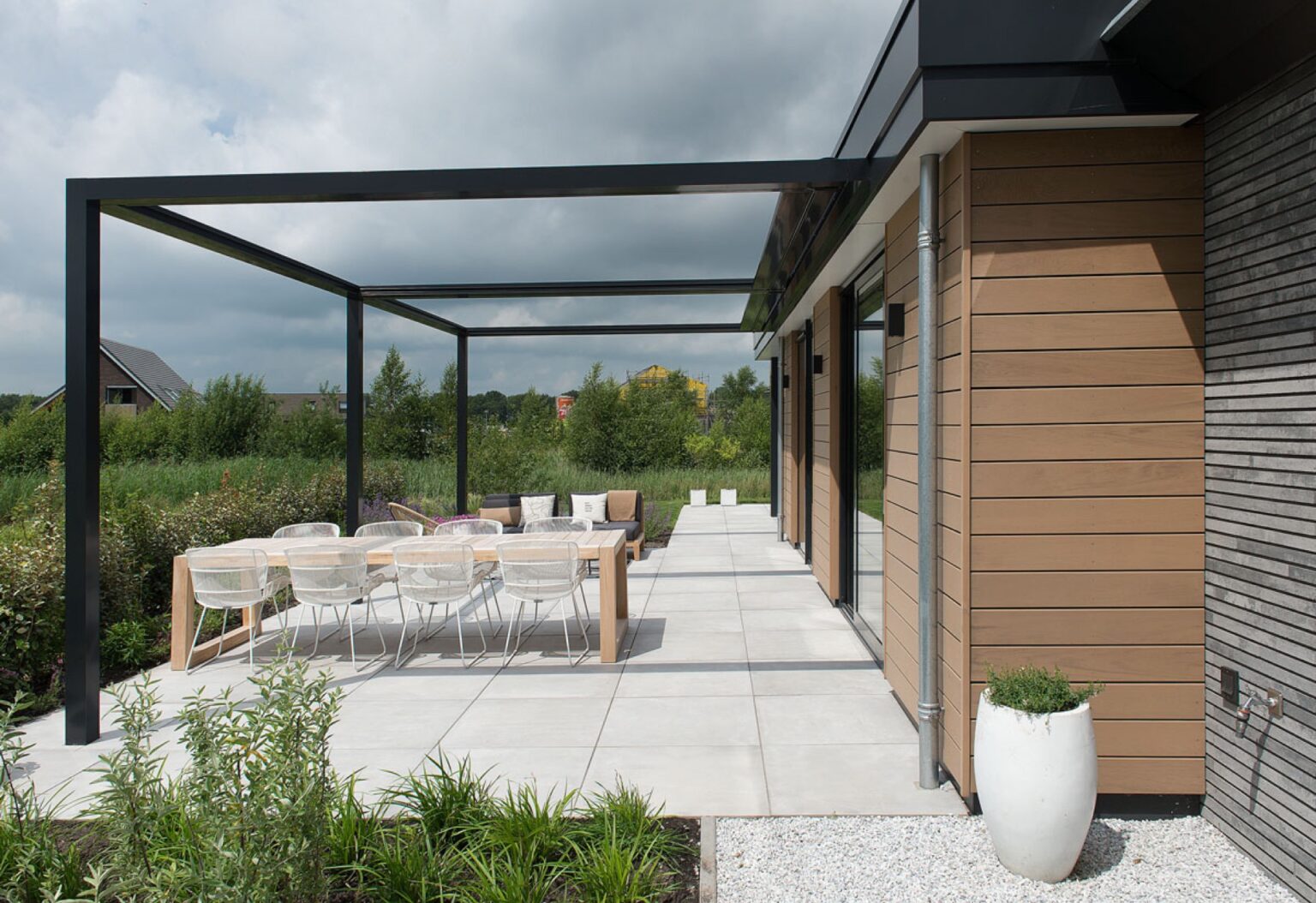 Modern home with GeoStylistix facade and GeoCeramica® terrace: