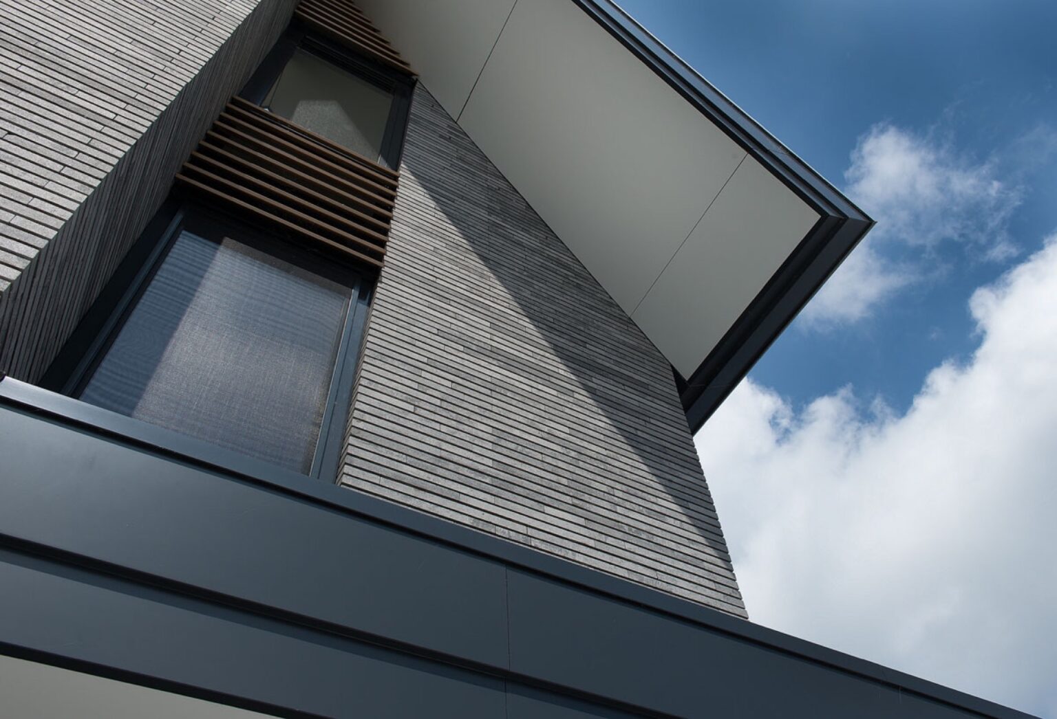 Modern home with GeoStylistix facade and GeoCeramica® terrace: