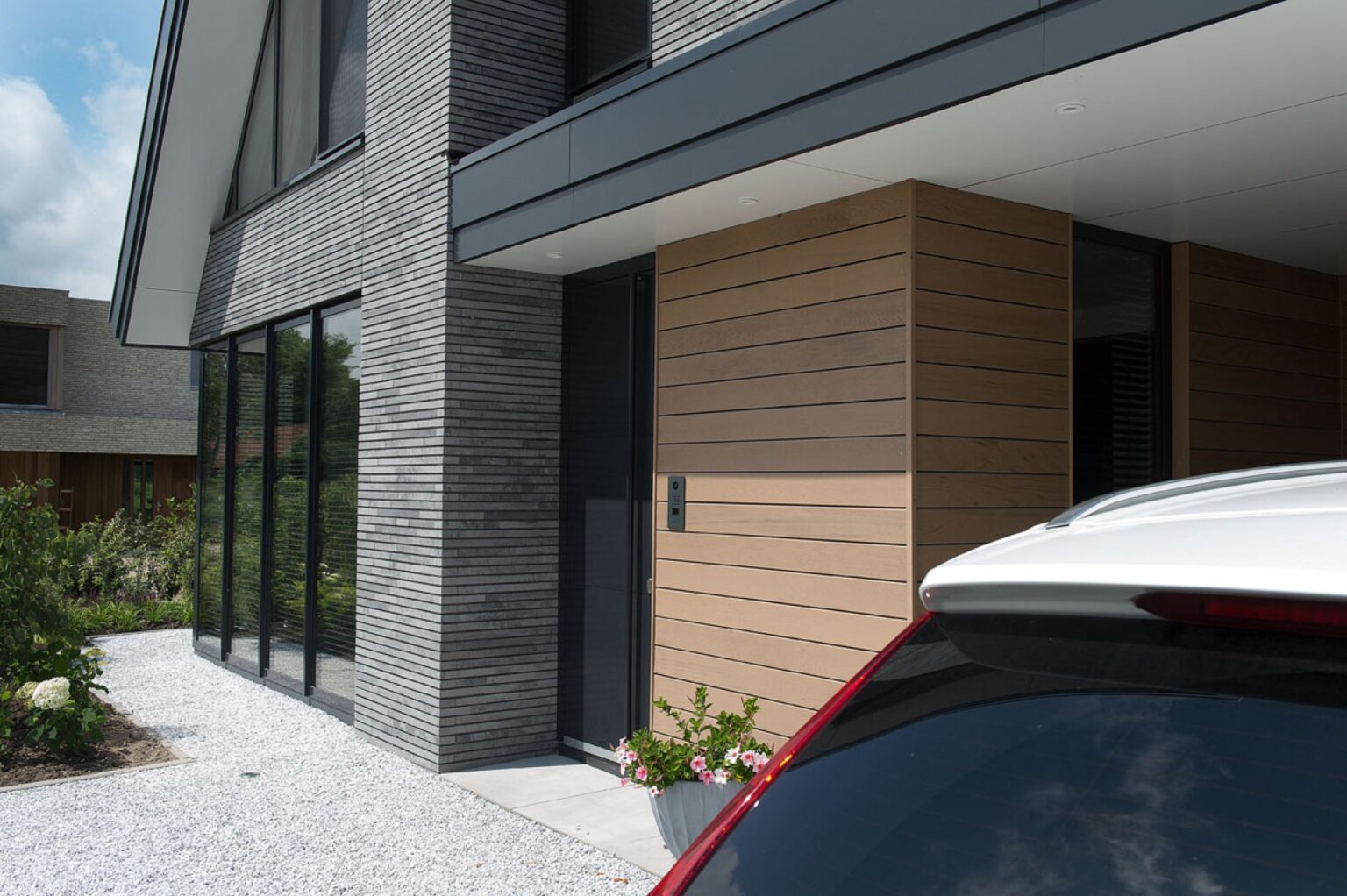 Modern home with GeoStylistix facade and GeoCeramica® terrace: