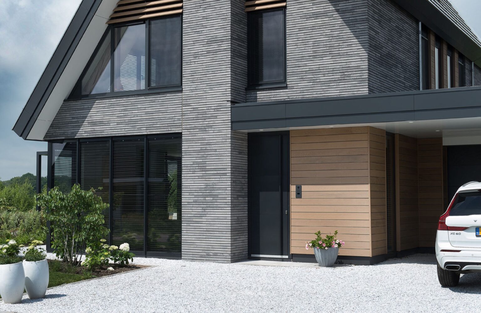 Modern home with GeoStylistix facade and GeoCeramica® terrace: