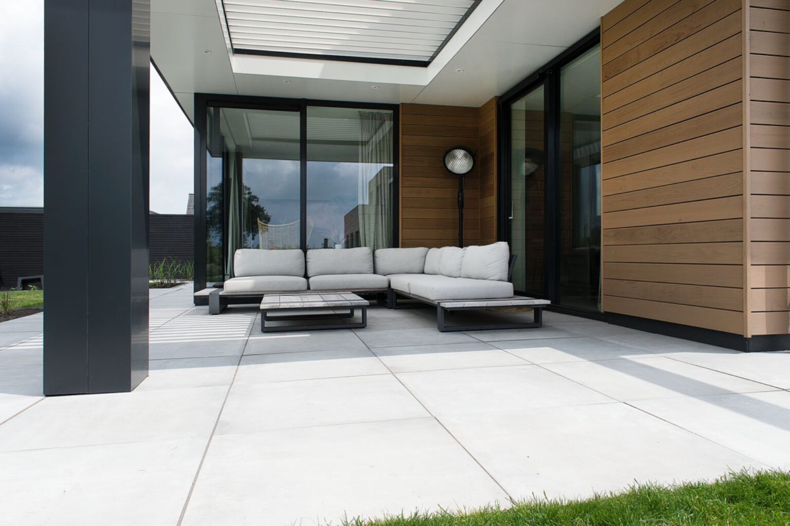 Modern home with GeoStylistix facade and GeoCeramica® terrace: