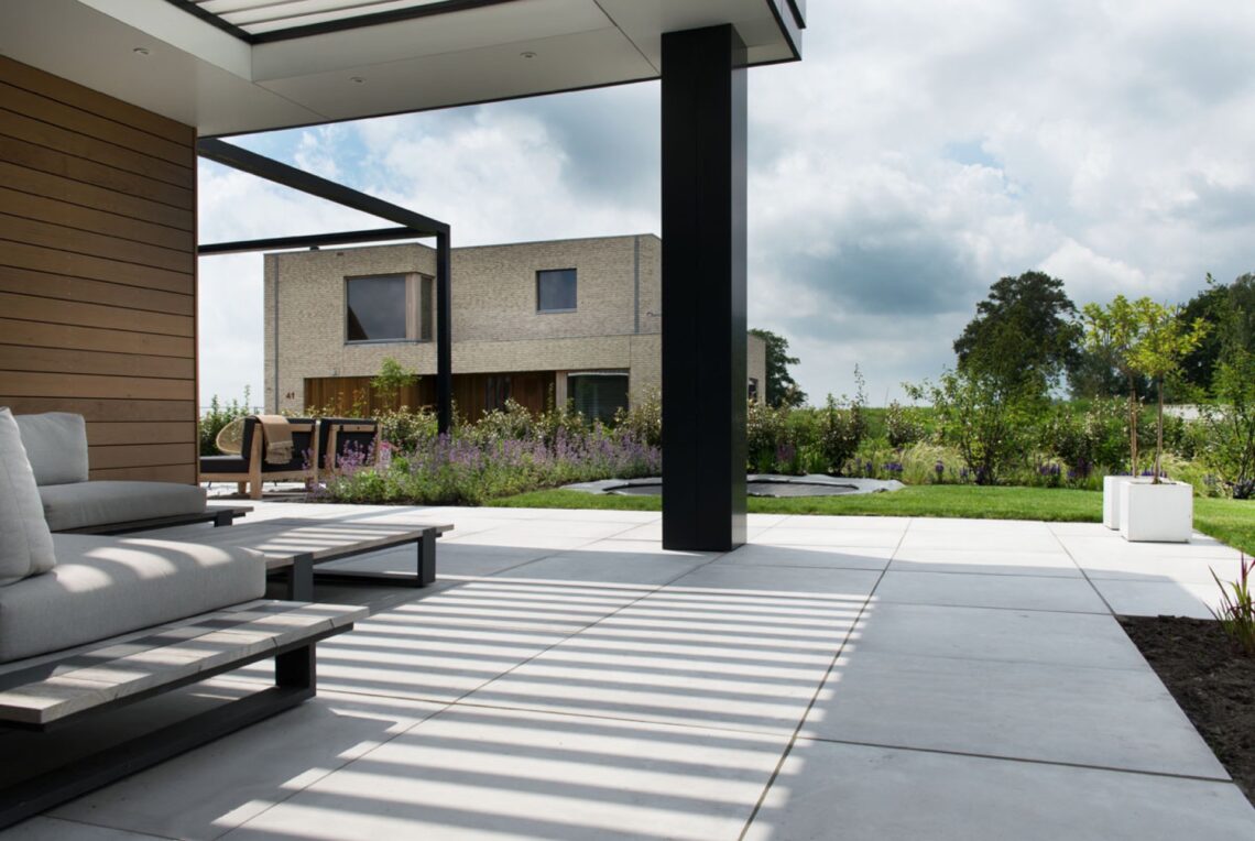 Modern home with GeoStylistix facade and GeoCeramica® terrace: