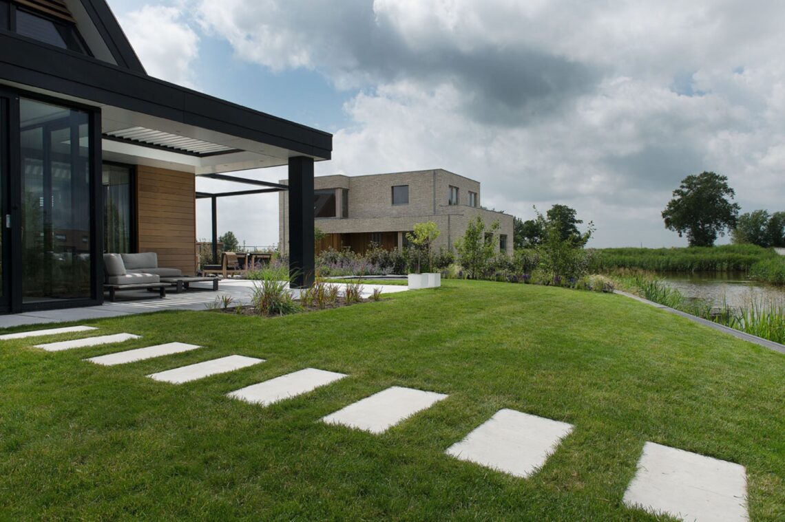 Modern home with GeoStylistix facade and GeoCeramica® terrace: