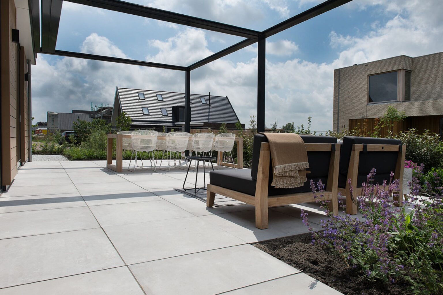 Modern home with GeoStylistix facade and GeoCeramica® terrace: