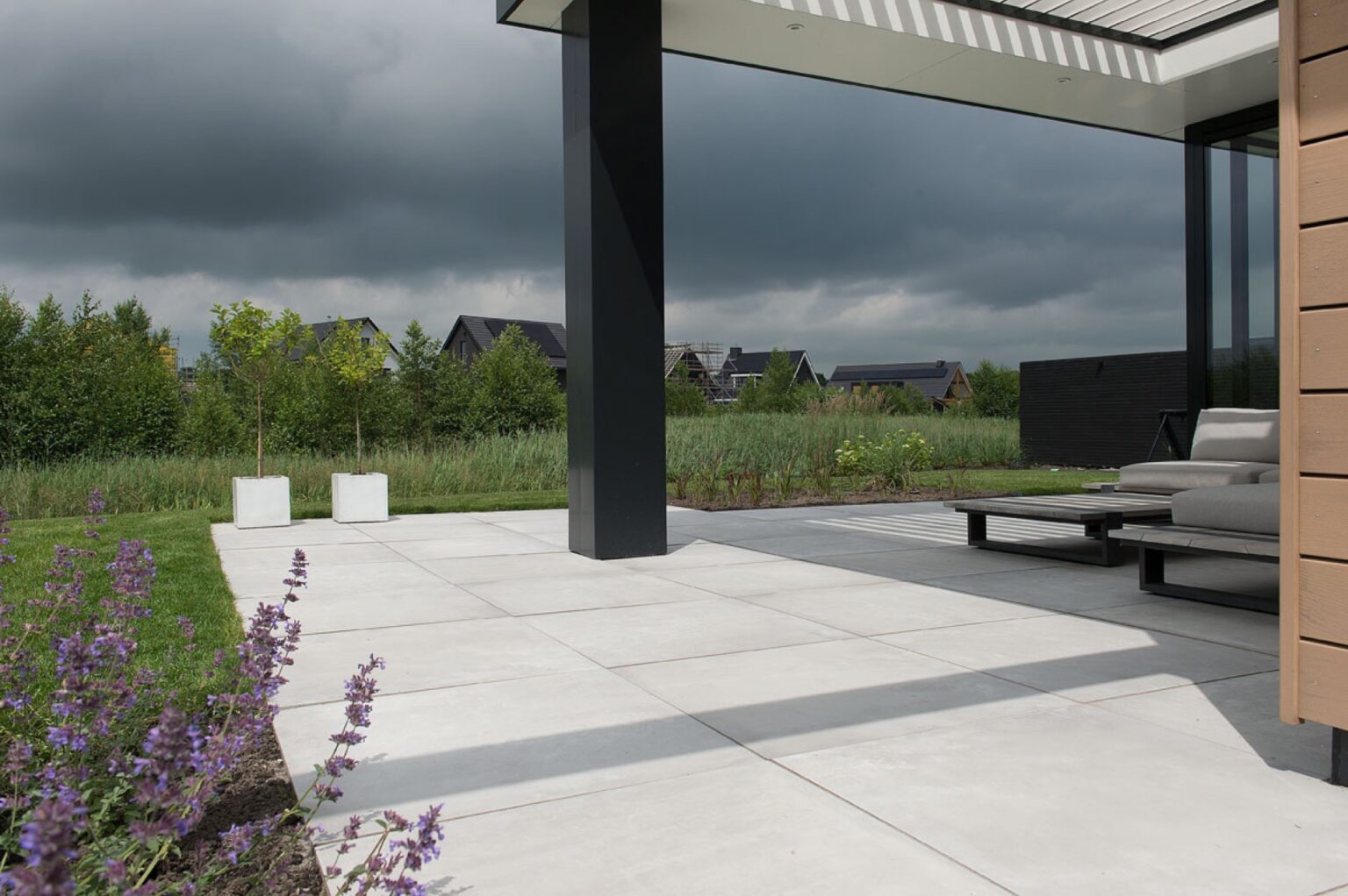 Modern home with GeoStylistix facade and GeoCeramica® terrace:
