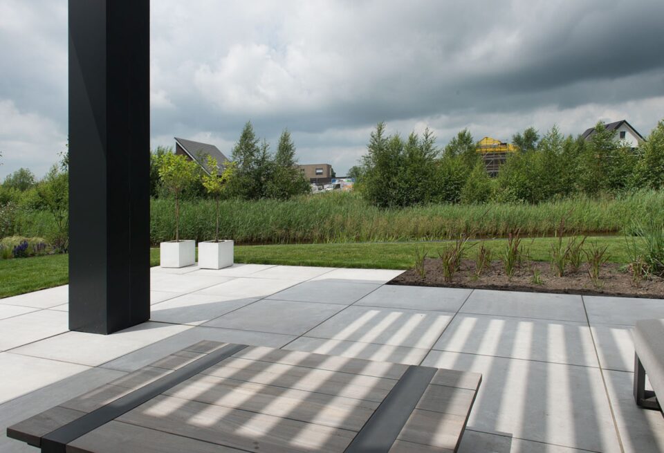 Modern home with GeoStylistix facade and GeoCeramica® terrace: