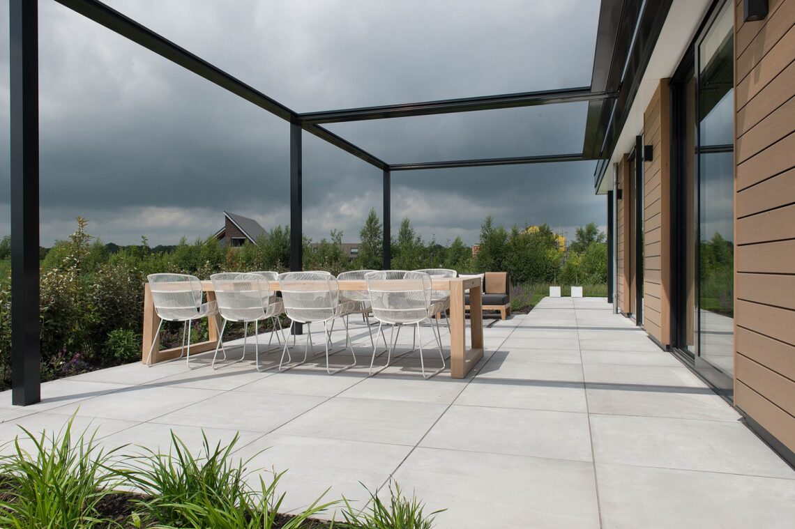 Modern home with GeoStylistix facade and GeoCeramica® terrace: